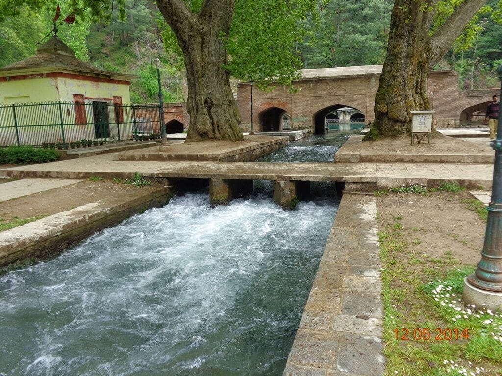 Verinag Spring and Mughal Garden - Brown Chinar Tour And Travel